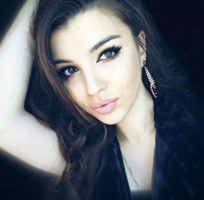 5 Hottest Instagram Celebrities with Natural Lips