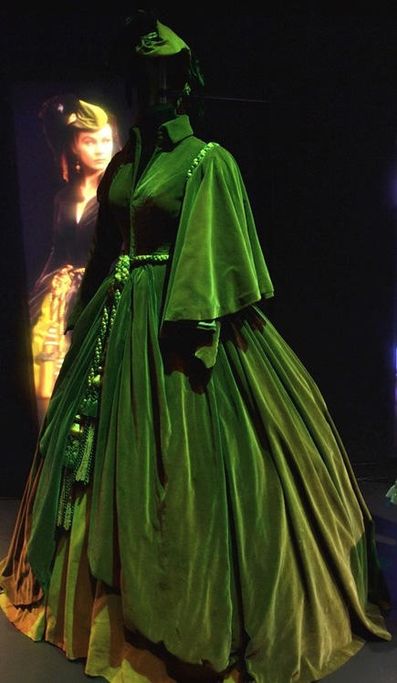 10 Dangerous Fashion Trends Through History - GirlsAskGuys