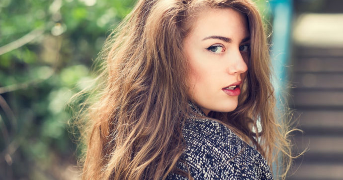 She stares at me and when I look back she slowly looks away? - GirlsAskGuys