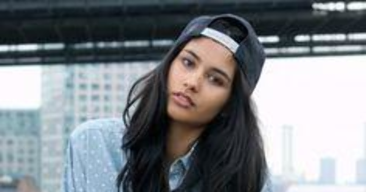 Do you like the look of snapbacks worn backwards on girls? - GirlsAskGuys