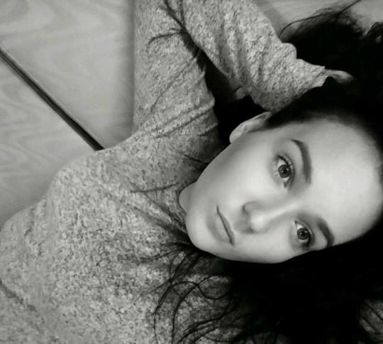 My friend says my face is to bony is it? - GirlsAskGuys