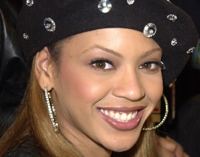 Will the thin eyebrows of the early 2000s make a comeback? - GirlsAskGuys