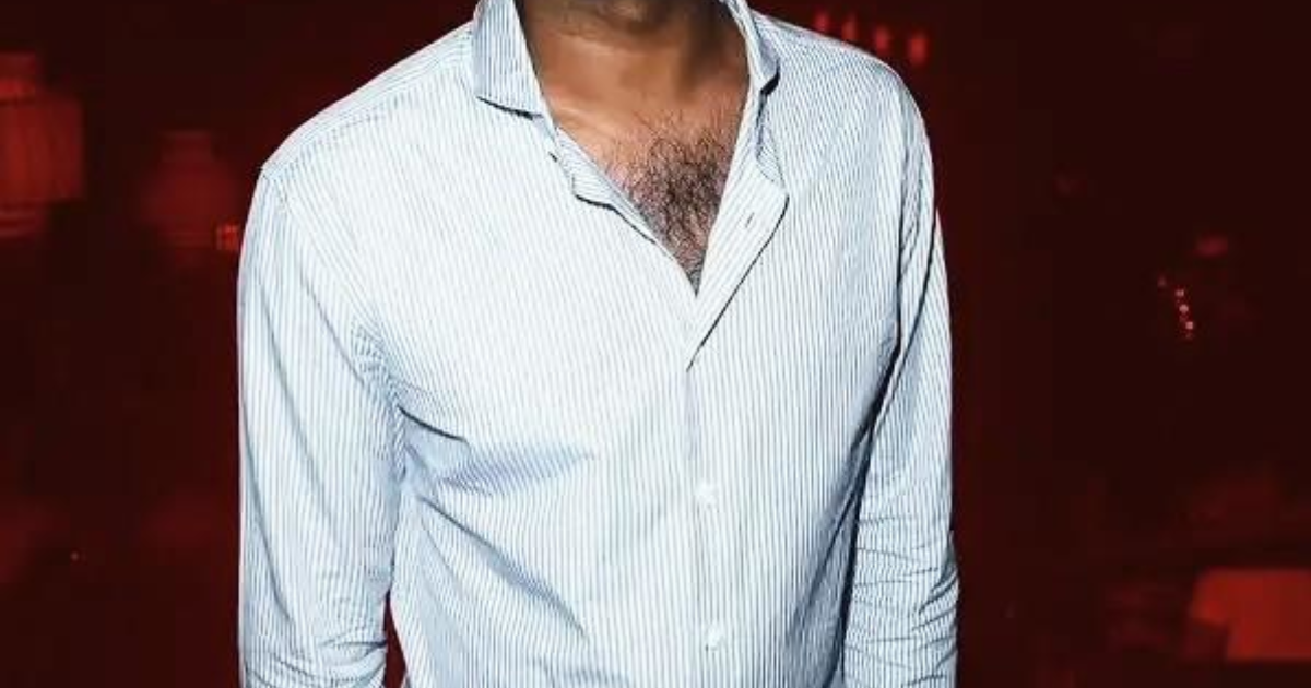 Visible upper chest hair? - GirlsAskGuys