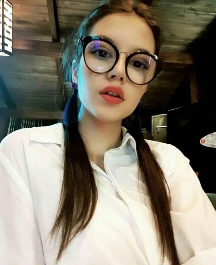 Which super cool girl is more beautiful? - GirlsAskGuys