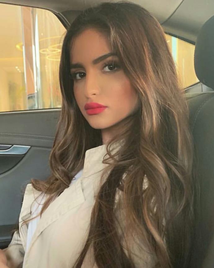 Which super cool girl is more beautiful? - GirlsAskGuys