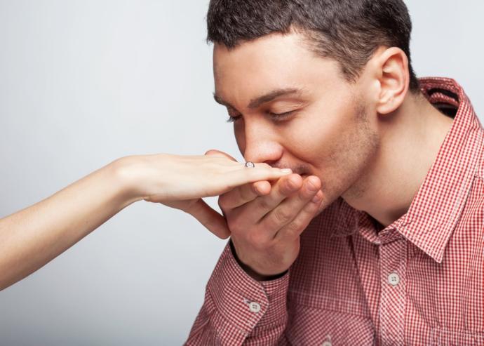Girls, do you like it when guys kiss your hand and how would you ...