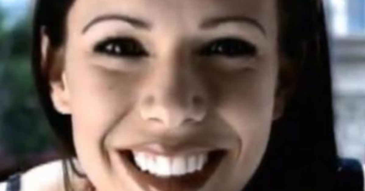 What does this mean "She wears a two way"? - GirlsAskGuys