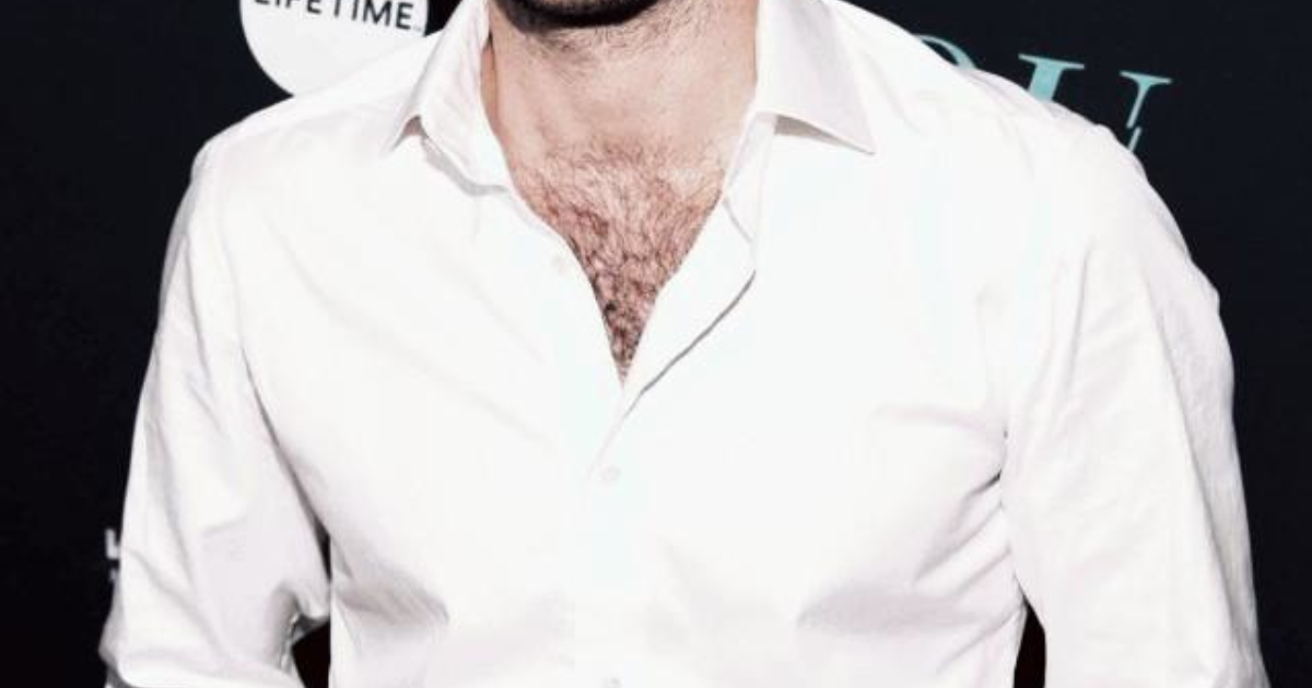 Visible upper chest hair on a ma wearing shirt? - GirlsAskGuys