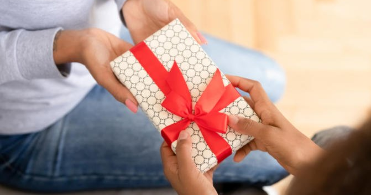 How do you refuse a gift from your partner? - GirlsAskGuys