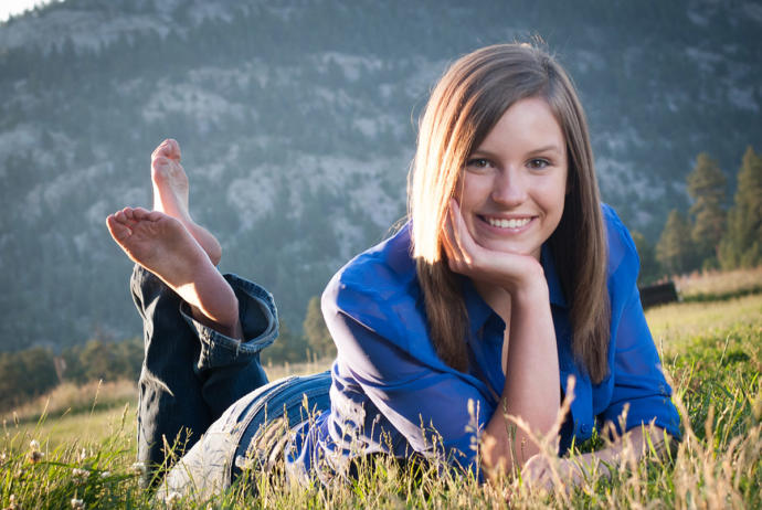Graduation year written on bare soles in senior photos - why do they do ...