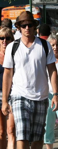 How tight should a guy's shirt be? - GirlsAskGuys