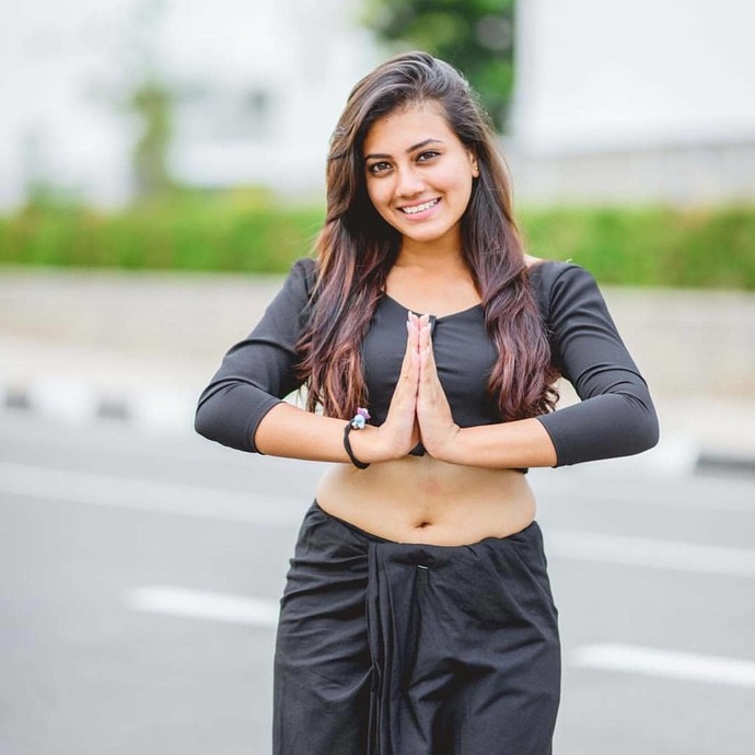 Sexiest Sri Lankan Actress in Traditional Clothes Redda Hatte ...