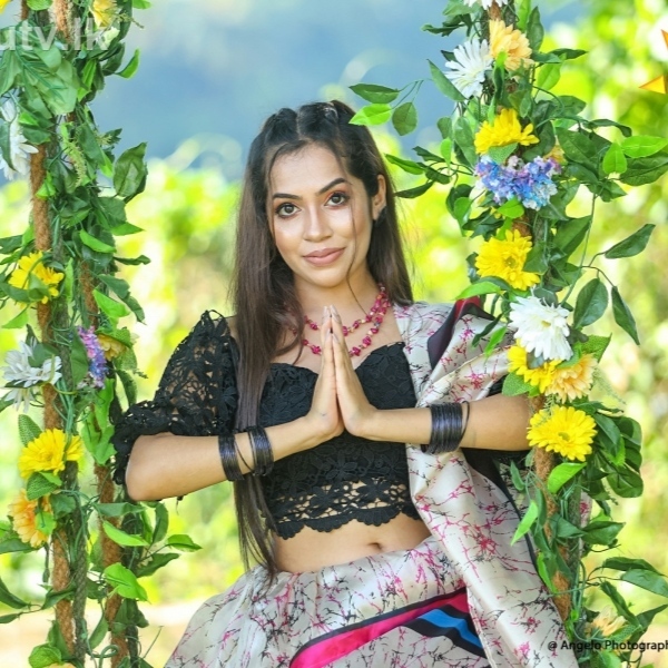 Sexiest Sri Lankan Actress in Traditional Clothes Redda Hatte ...