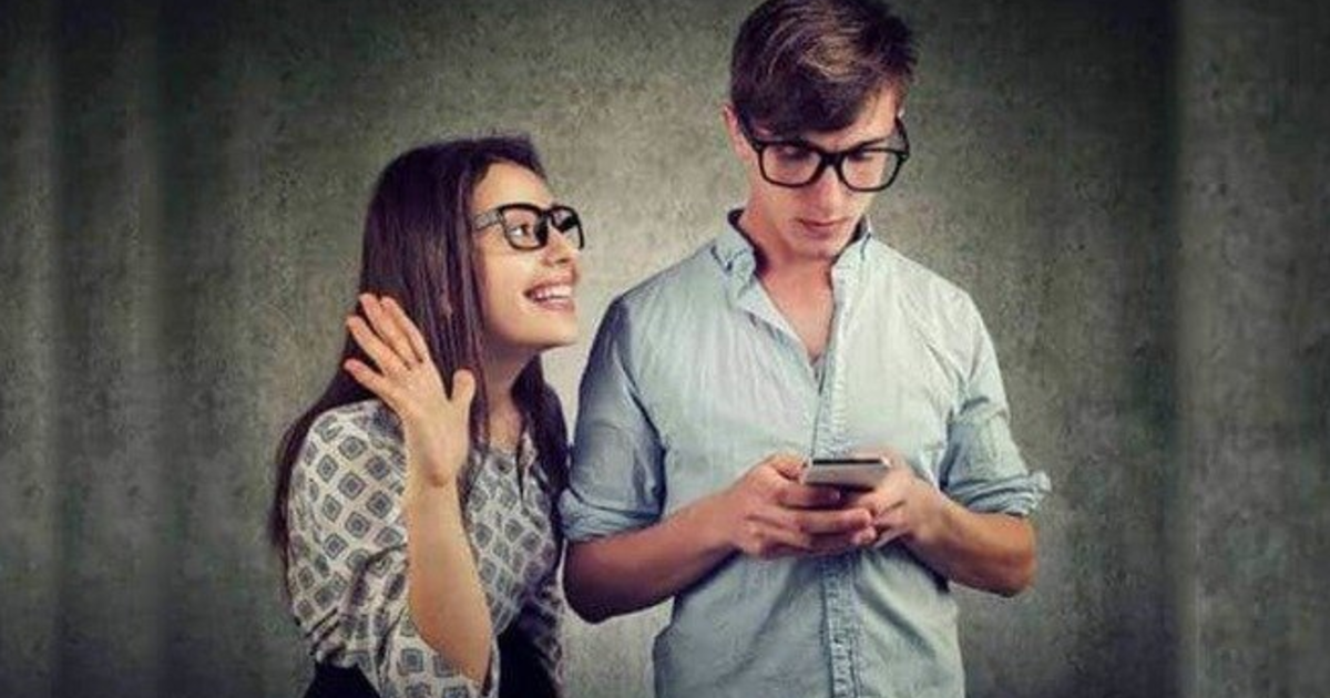 How does an introvert show signs of disinterest? - GirlsAskGuys