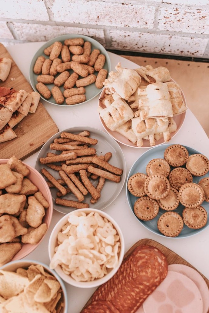 What's the best thing on a beige buffet? - GirlsAskGuys