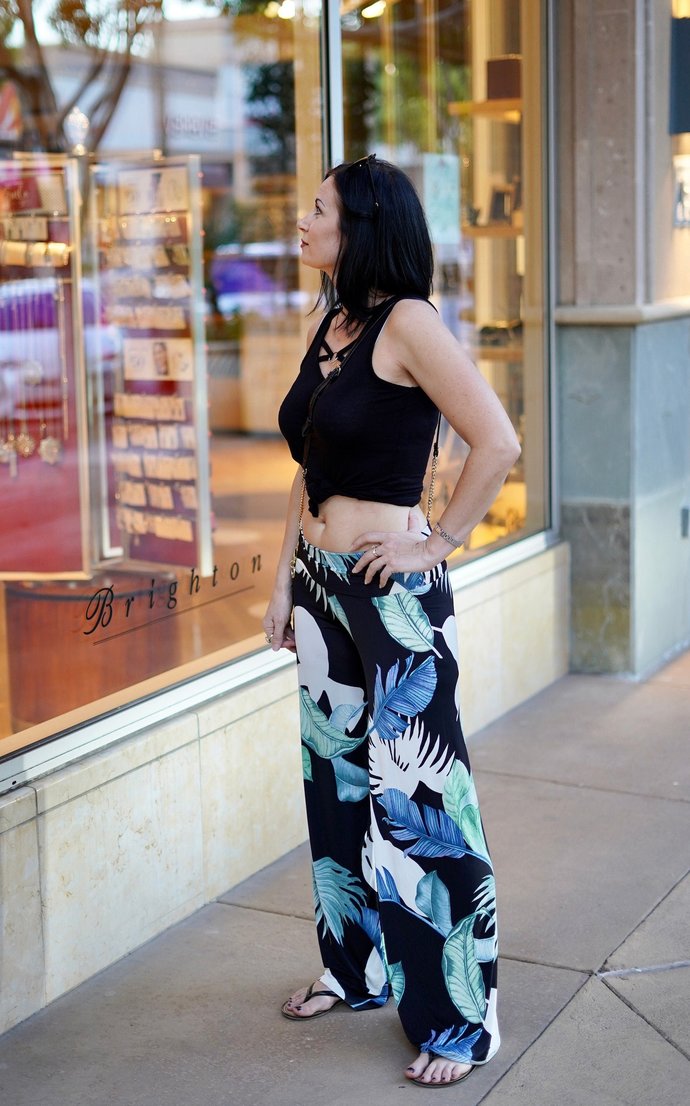 Do any Women love wearing Knotted (Tied) Midriff Shirts and Flip Flops ...