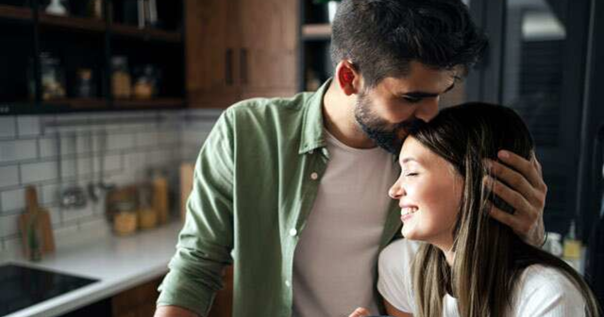 Do women find random kisses from their partner romantic or annoying ...