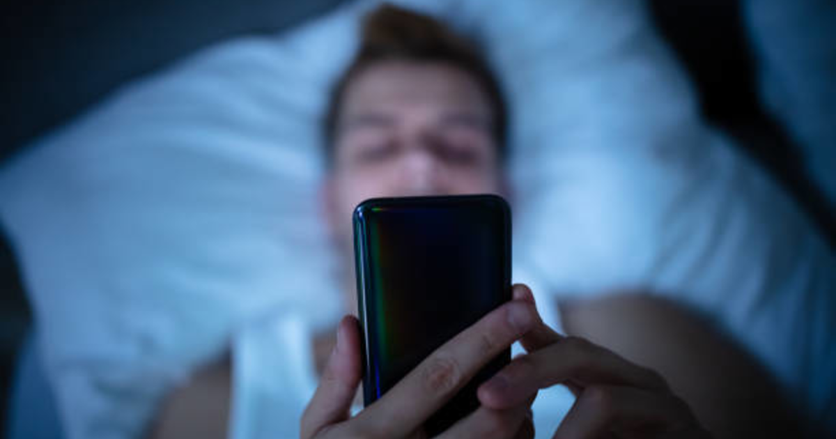 Is texting other females considered cheating? - GirlsAskGuys