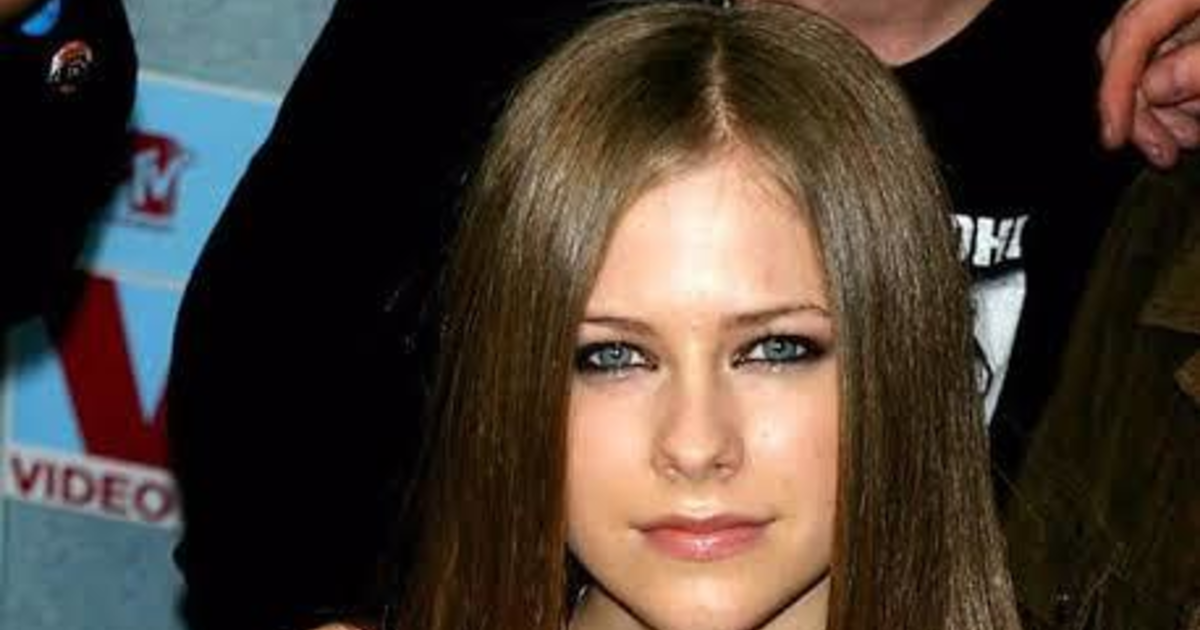Avril lavigne with brown or blonde hair? - GirlsAskGuys