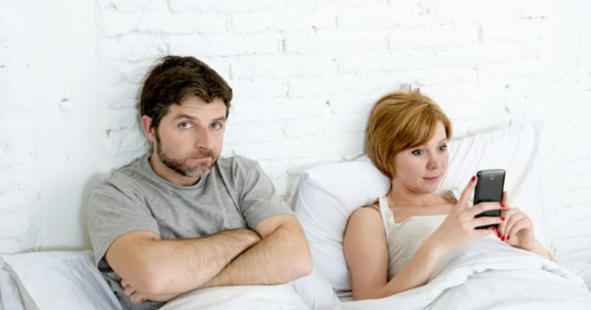 My girlfriend is always on her phone when we are together why ...