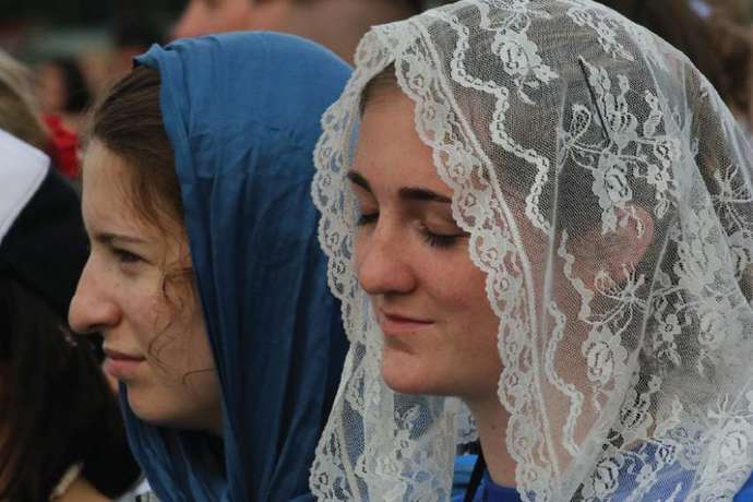 Does any other catholic women wear a veil to mass? - GirlsAskGuys