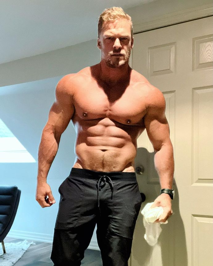 Ladies, do you like a man’s body like Alan Ritchson? What do you say or like about his physique ...