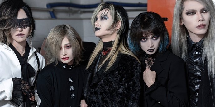 Anyone here who loves 2 extreme opposite genres of music (for example I ...