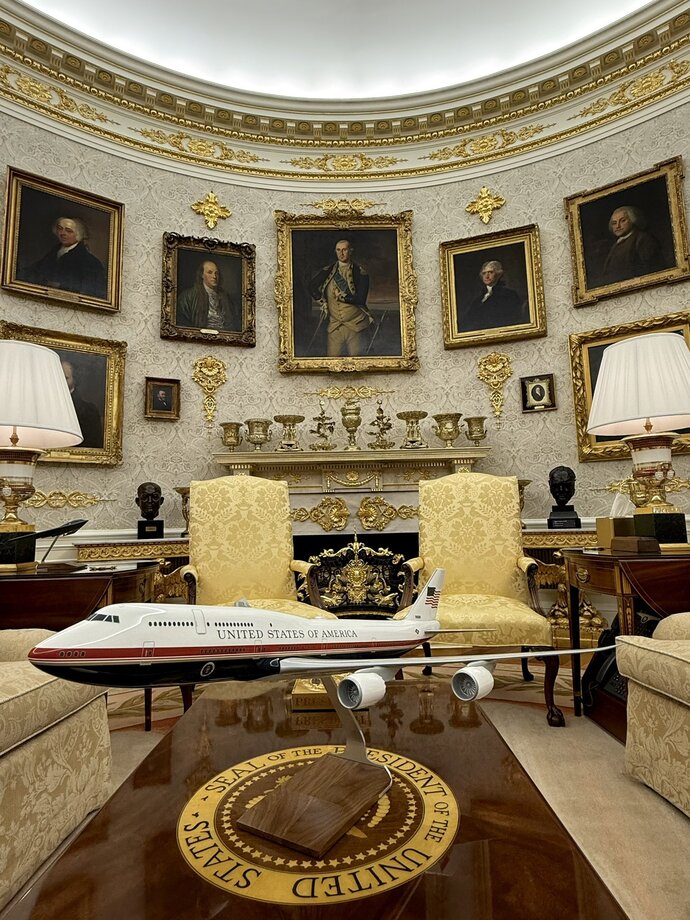 Thoughts on Trump's interior decorating? What do the objects on the ...