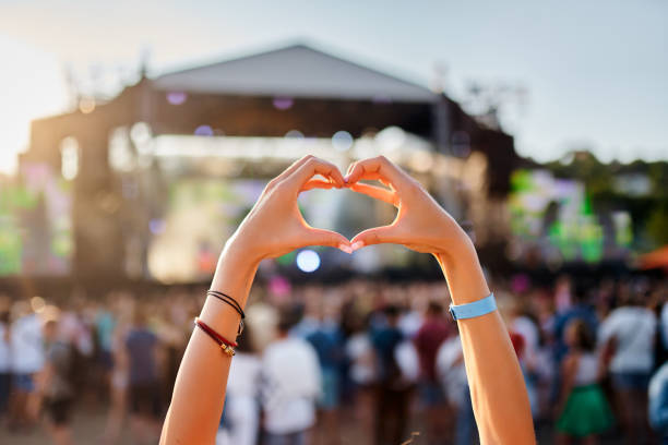 Do you actually go to fully enjoy a concert? - GirlsAskGuys